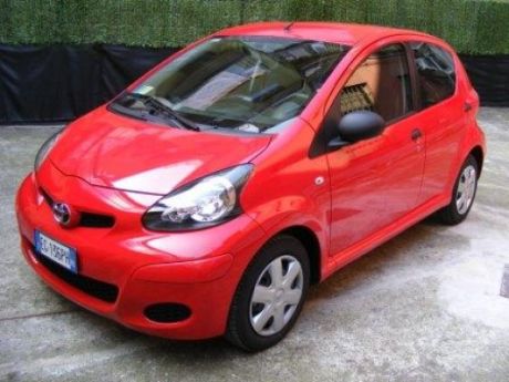 Toyota Aygo 5 porte NOW CONNECT ROSSA usata - 7300 Euro